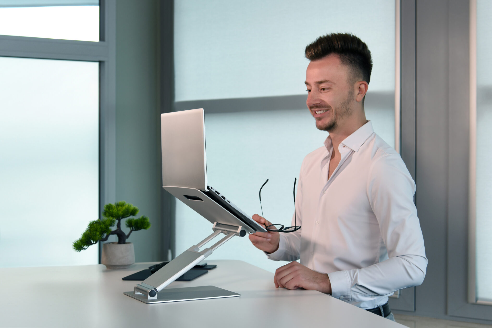 Pout Eyes3 Lift - teleskopowa podstawka pod laptopa · Testoria