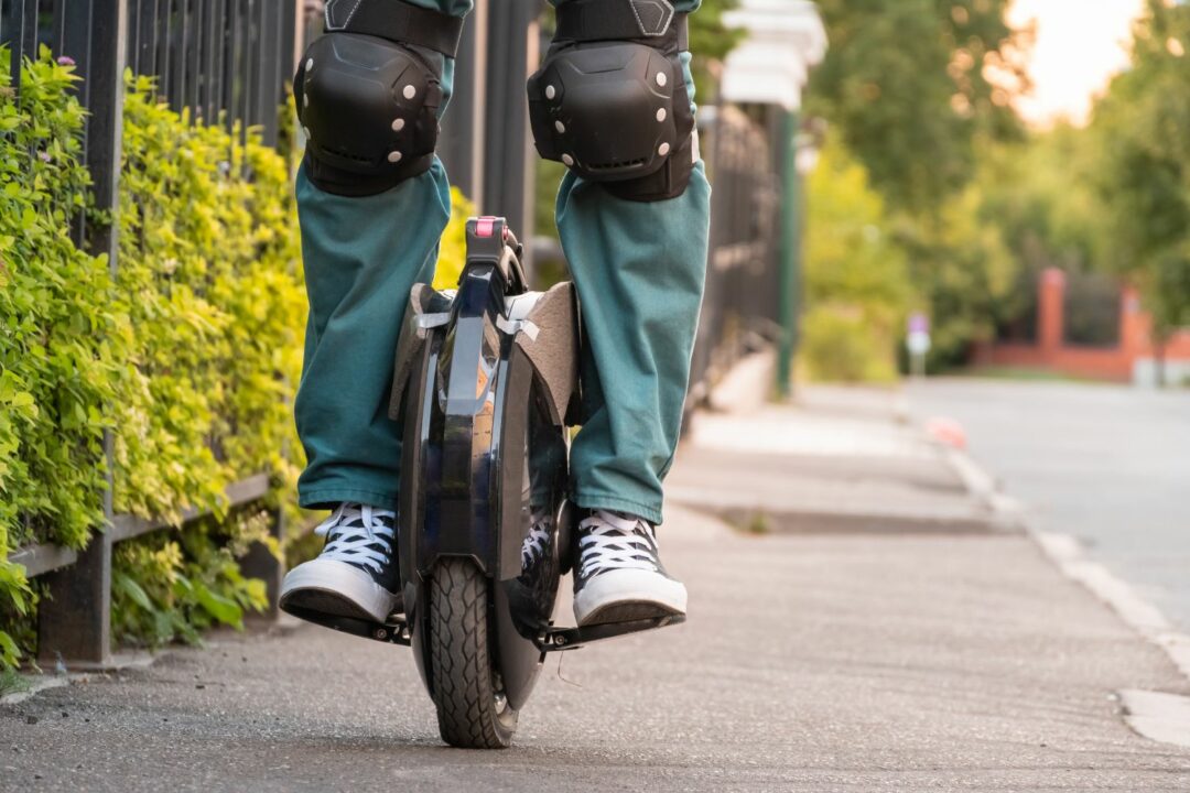 Monocykl elektryczny – jak wybrać? Wskazówki i porady · Testoria