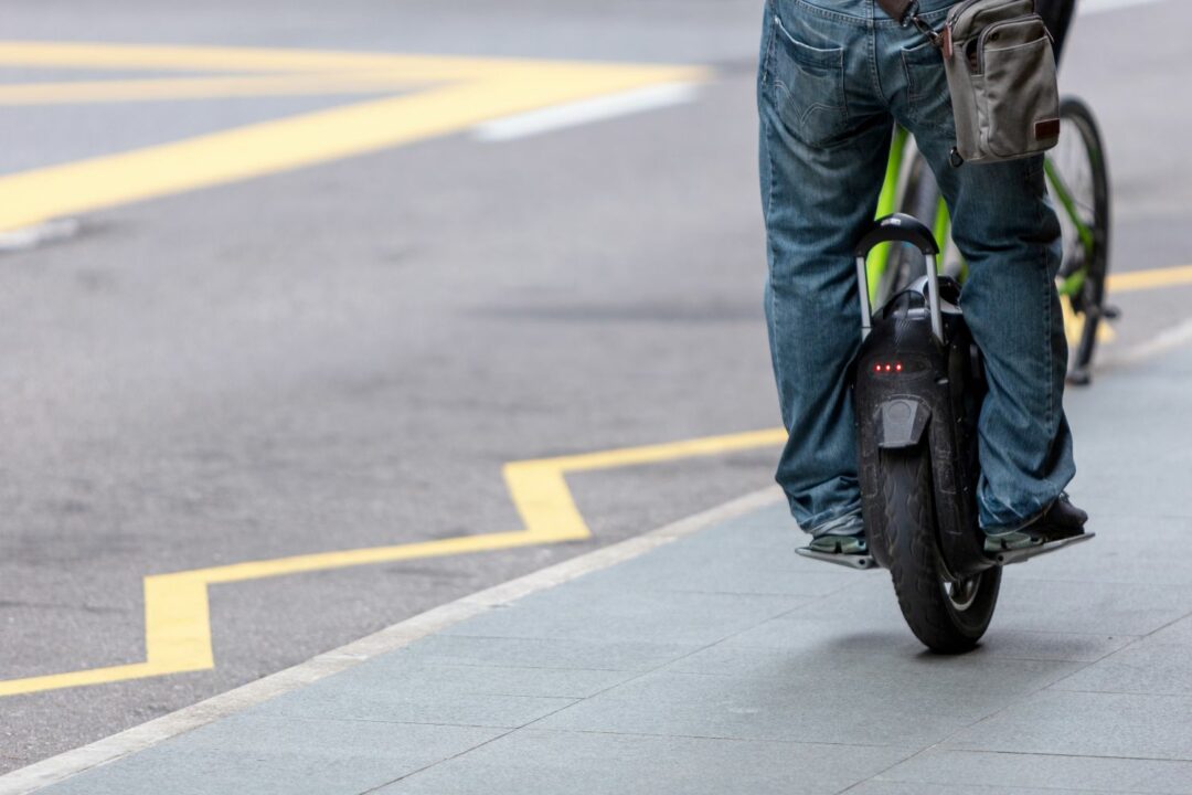 Monocykl elektryczny – jak wybrać? Wskazówki i porady · Testoria